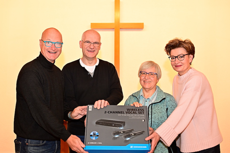 » Bürgerverein Küllenhahn: Neue Mikros für die Gemeinde spendiert ...